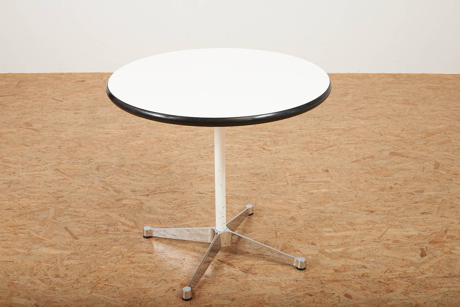 Contract Table aus Aluminiumguss von Charles & Ray Eames für Vitra ...