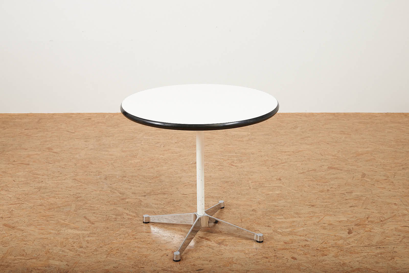 Contract Table aus Aluminiumguss von Charles & Ray Eames für Vitra ...