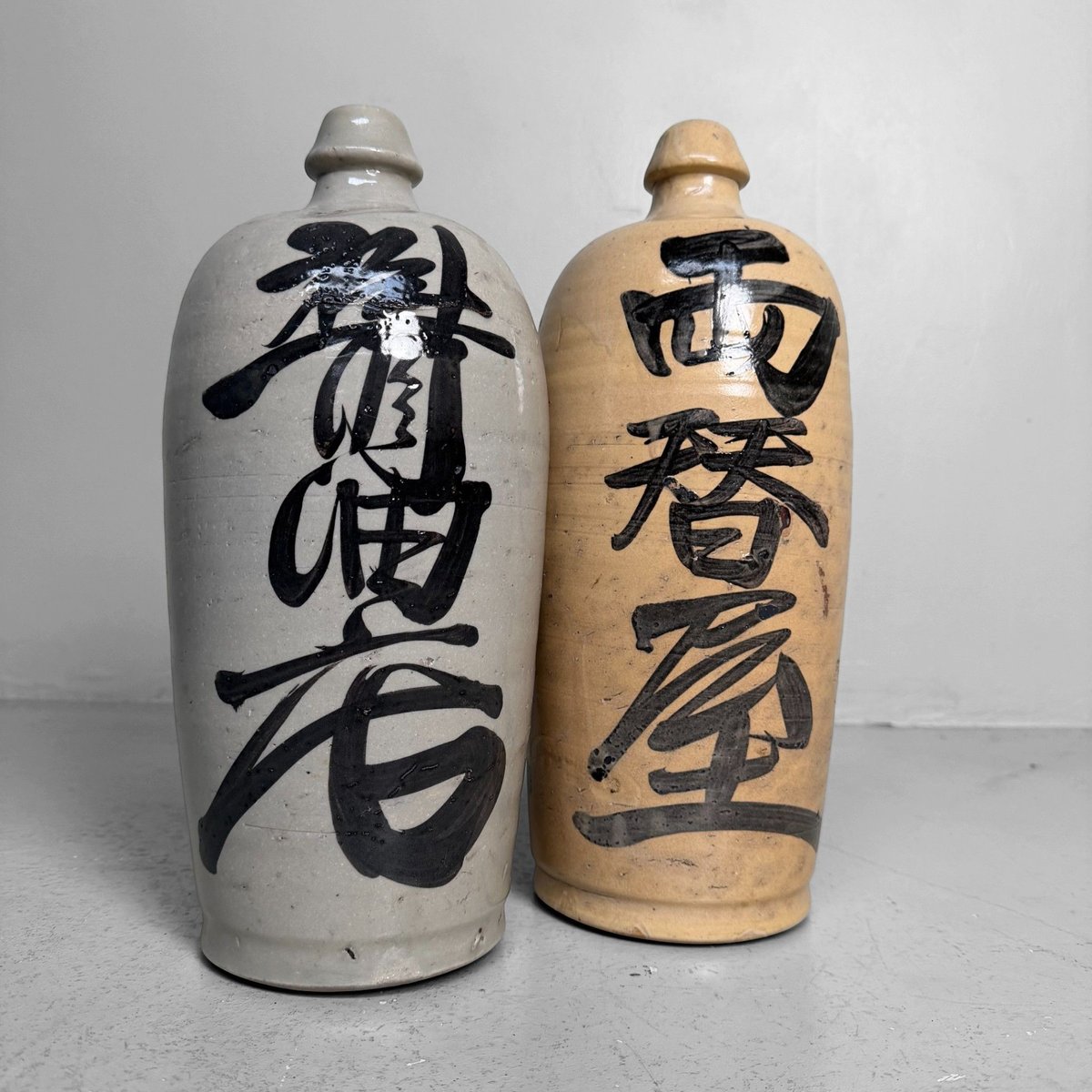 Japanese Tokkuri Hand-Painted Sake Jars, 1940s, Set of 2 for sale at Pamono