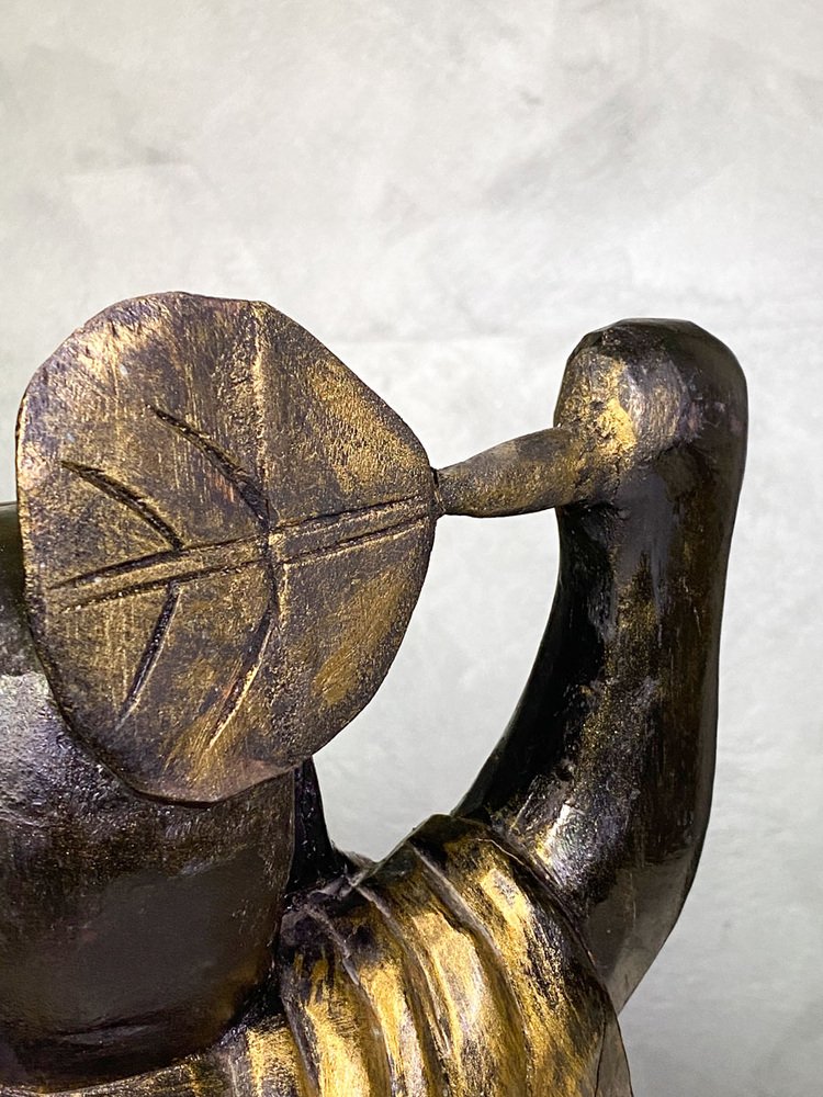 Geschnitzte Holzskulptur, die einen glücklichen Buddha mit Fächer ...