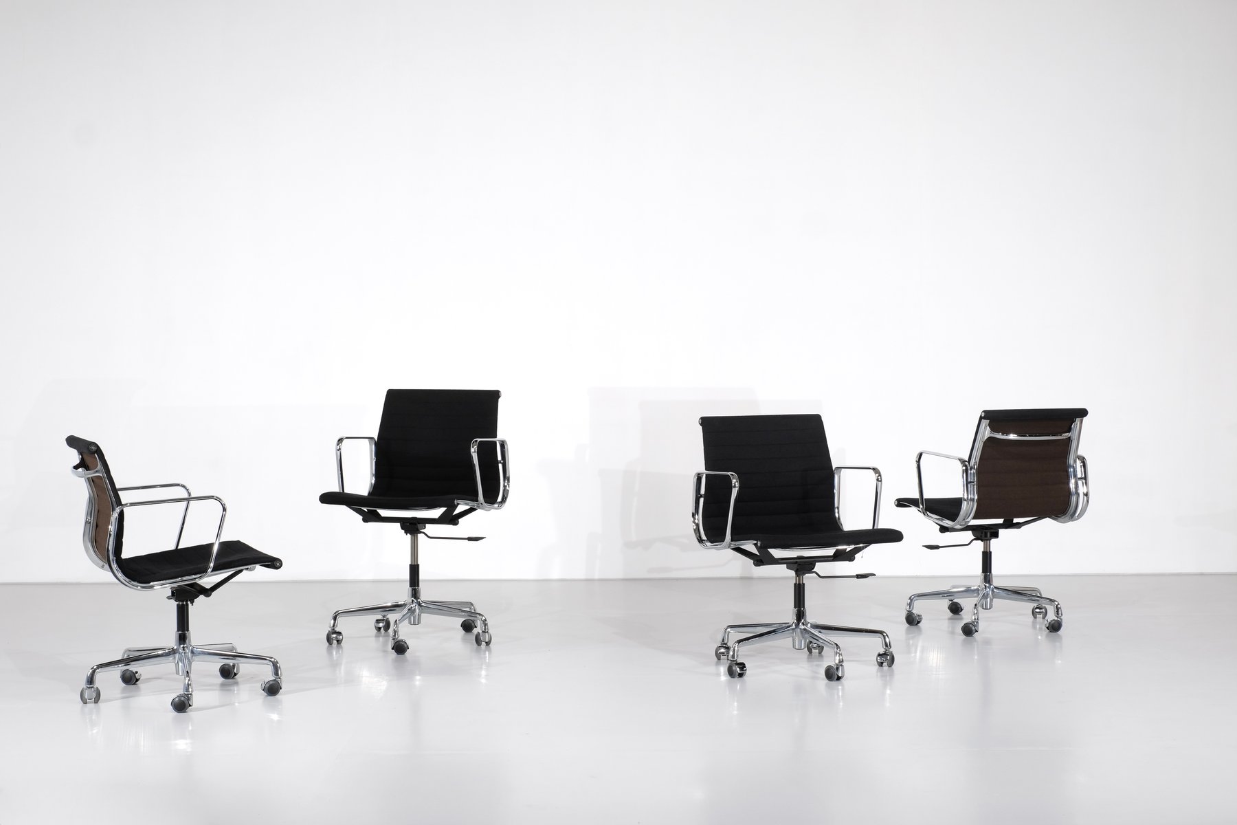 Poltrone EA 117 di Charles Ray Eames per ICF, USA, 1969, set di 4 in ...