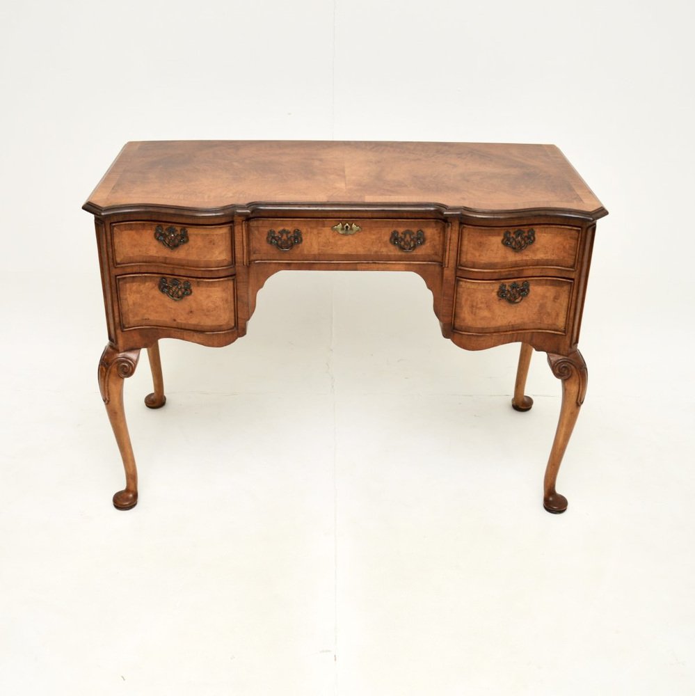 Queen Anne Figured Walnut Desk, 1930s for sale at Pamono