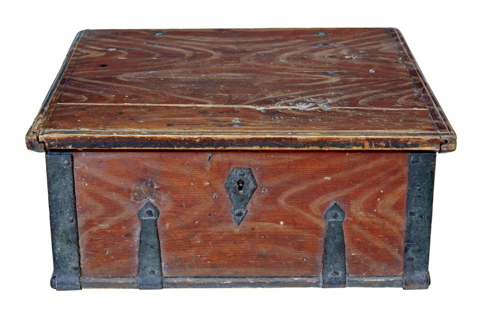 19th Century Scandinavian Hand-Painted Pine Box, 1840s for sale at Pamono