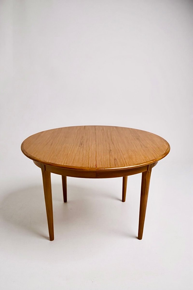 Vintage Scandinavian Extendable Round Table, 1960s for sale at Pamono
