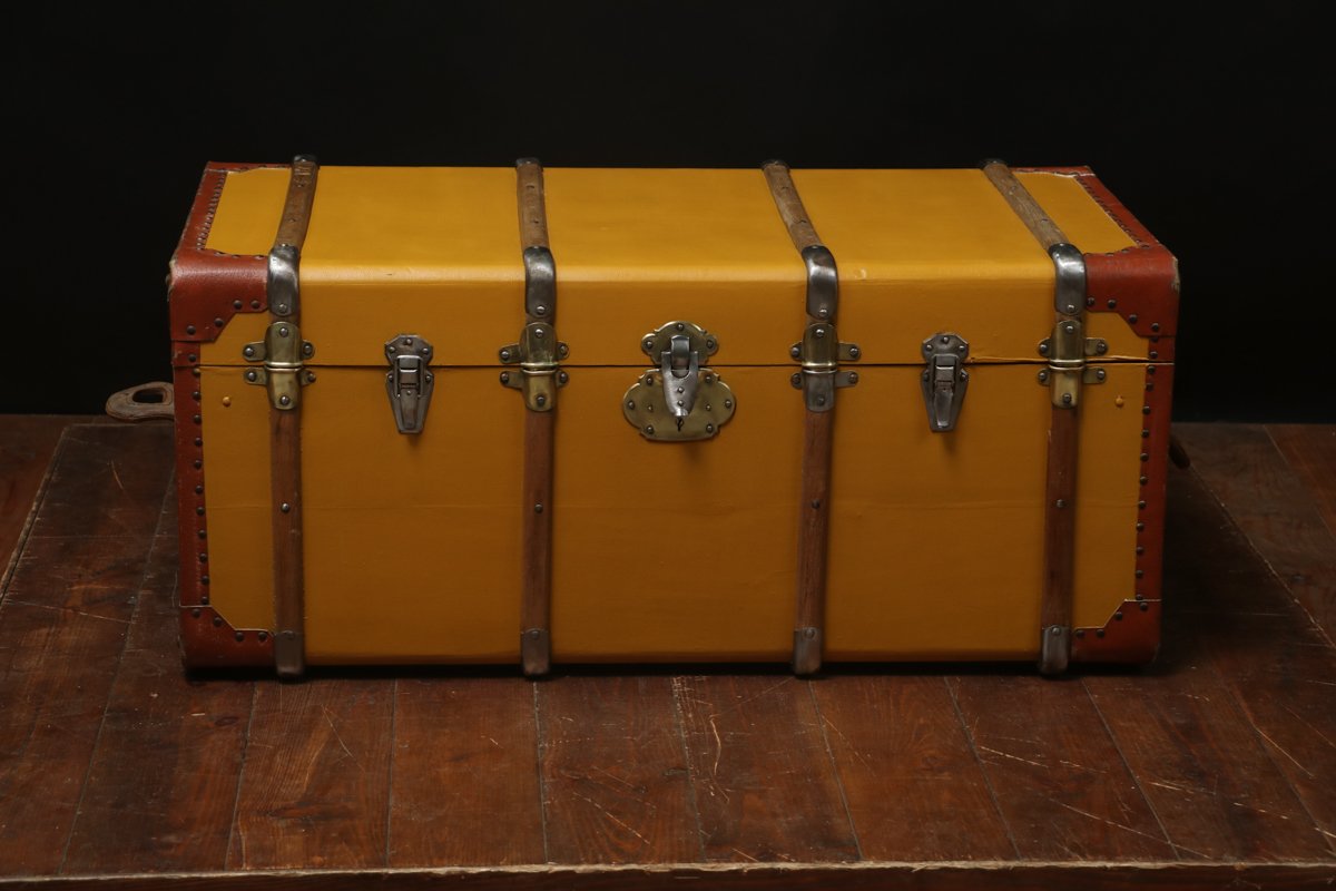 Yellow Curved Mail Trunk, 1890s for sale at Pamono
