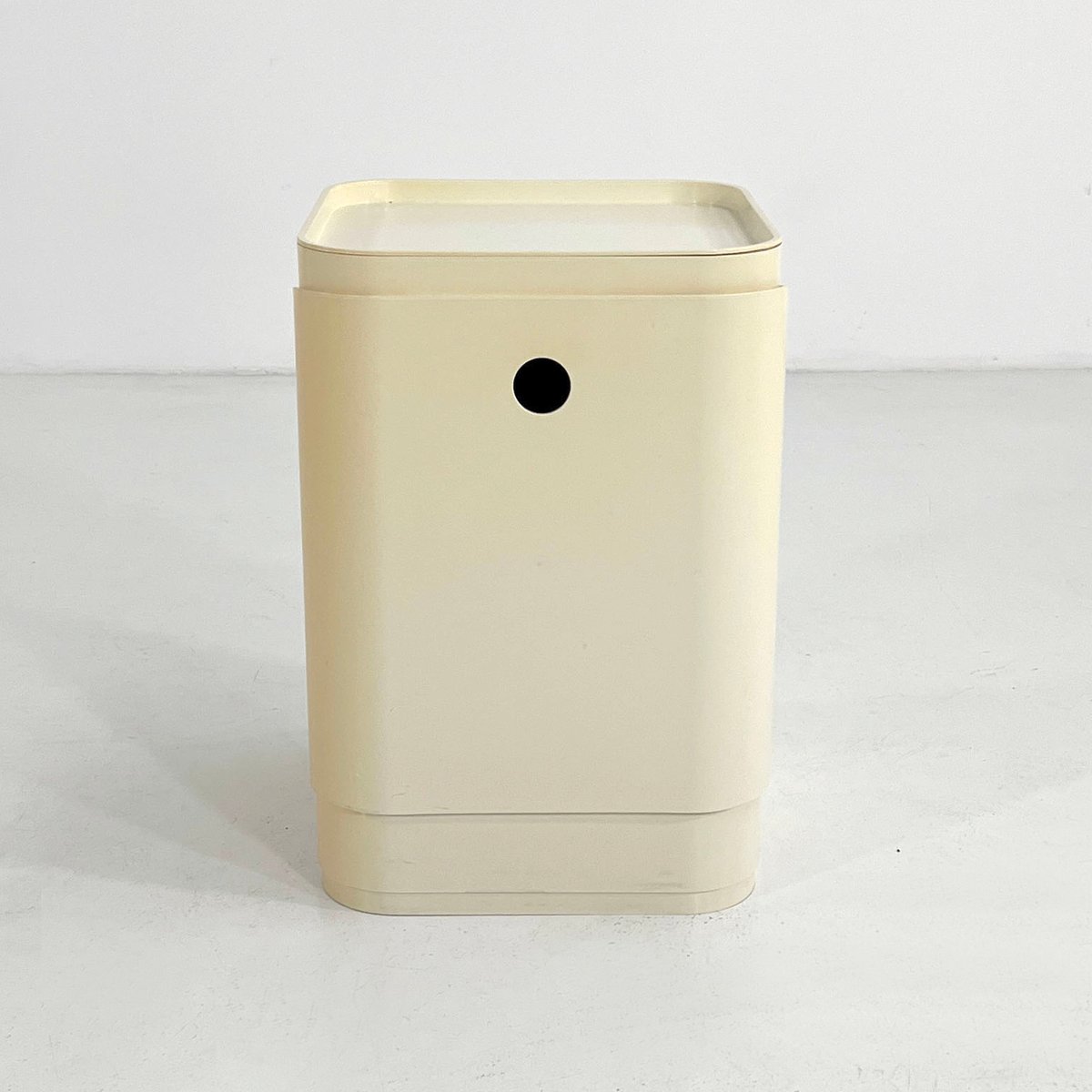 White Laundry Bin by Anna Castelli for Kartell, 1970s for sale at Pamono
