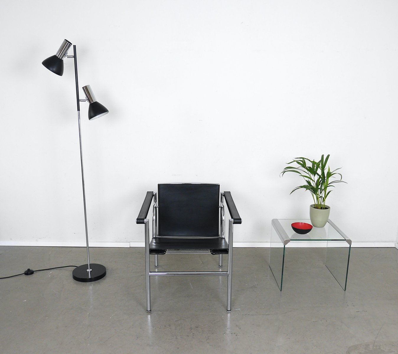 Chaise LC 1 en Acier Tubulaire par Le Corbusier, Pierre Jeanneret & Charlotte Perriand pour ...