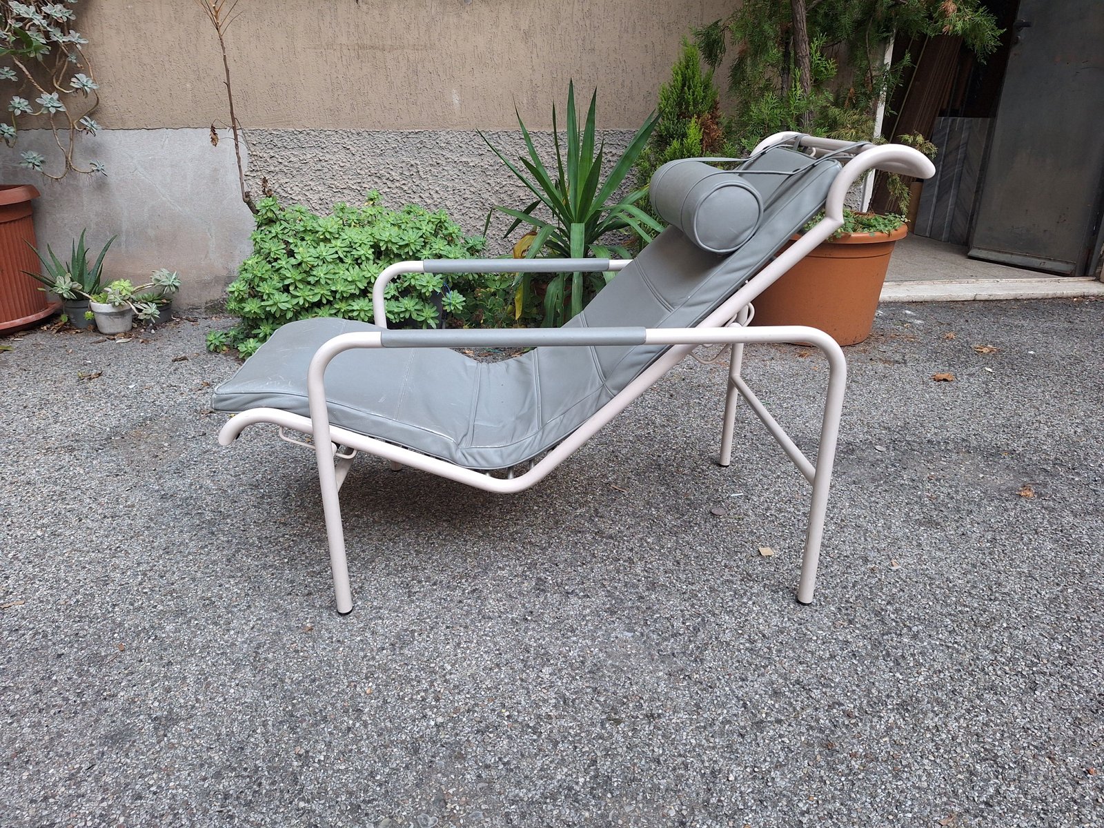 Genni Model Chaise Longue in White Frame and Grey Leather by Gabriele ...
