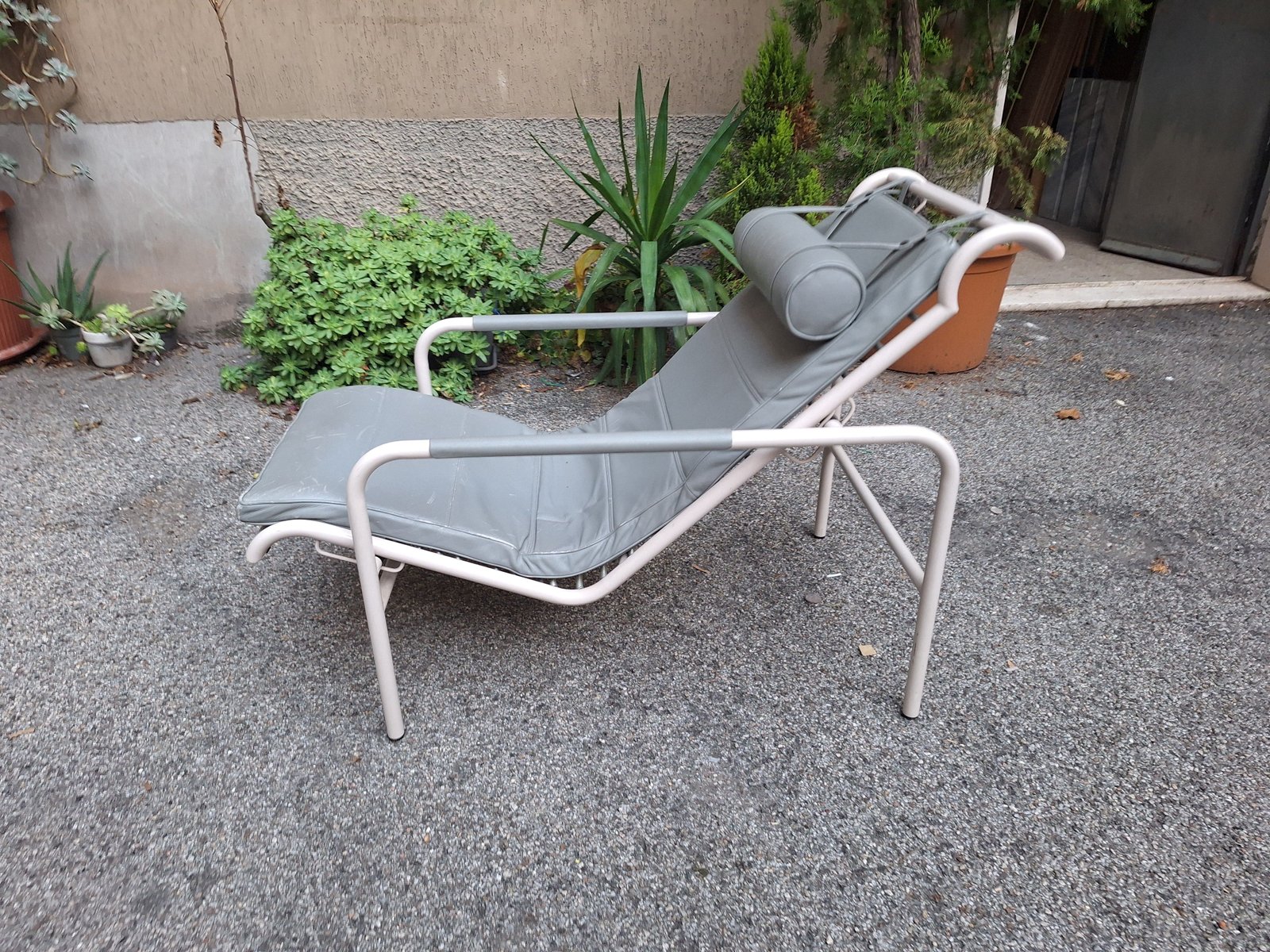 Genni Model Chaise Longue in White Frame and Grey Leather by Gabriele ...