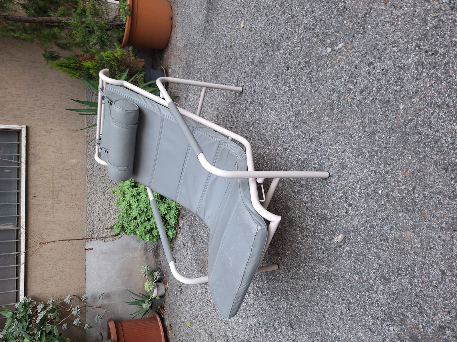 Genni Model Chaise Longue in White Frame and Grey Leather by Gabriele ...