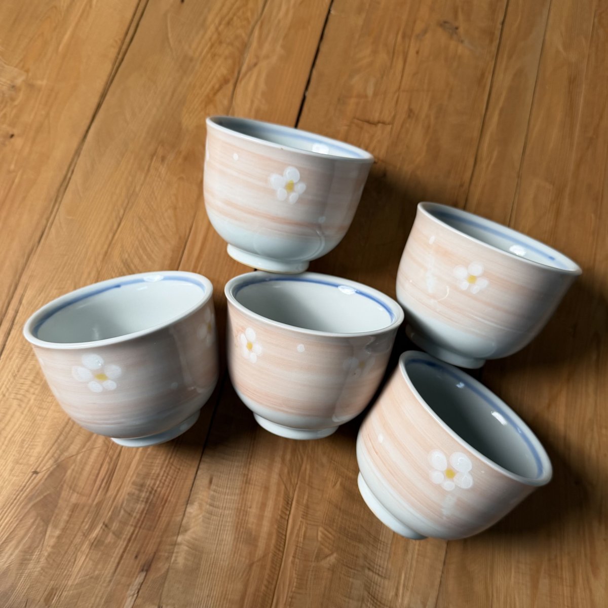 Scodelle da tè Arita-Yaki Yunomi con fiori, anni '80, set di 5 in vendita su Pamono