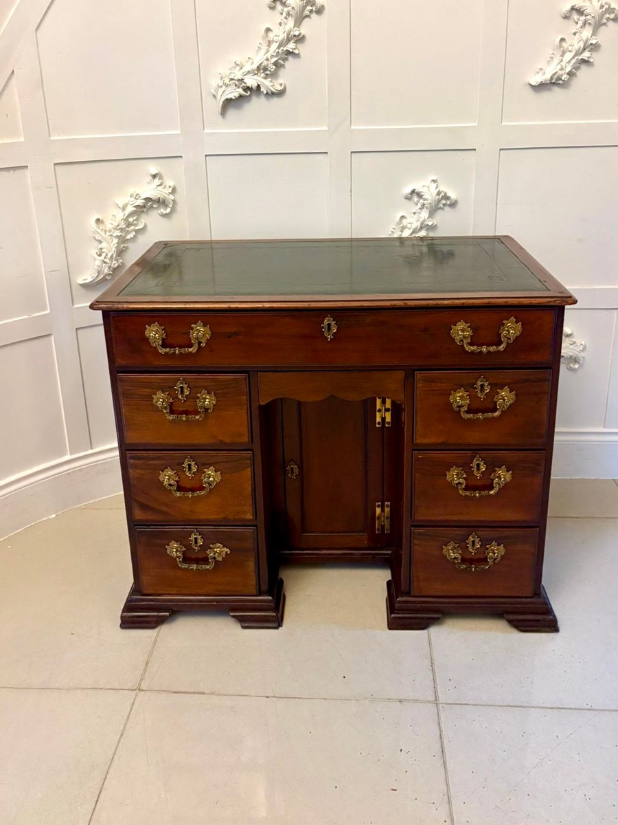 Antique George III Mahogany Kneehole Desk, 1780s for sale at Pamono
