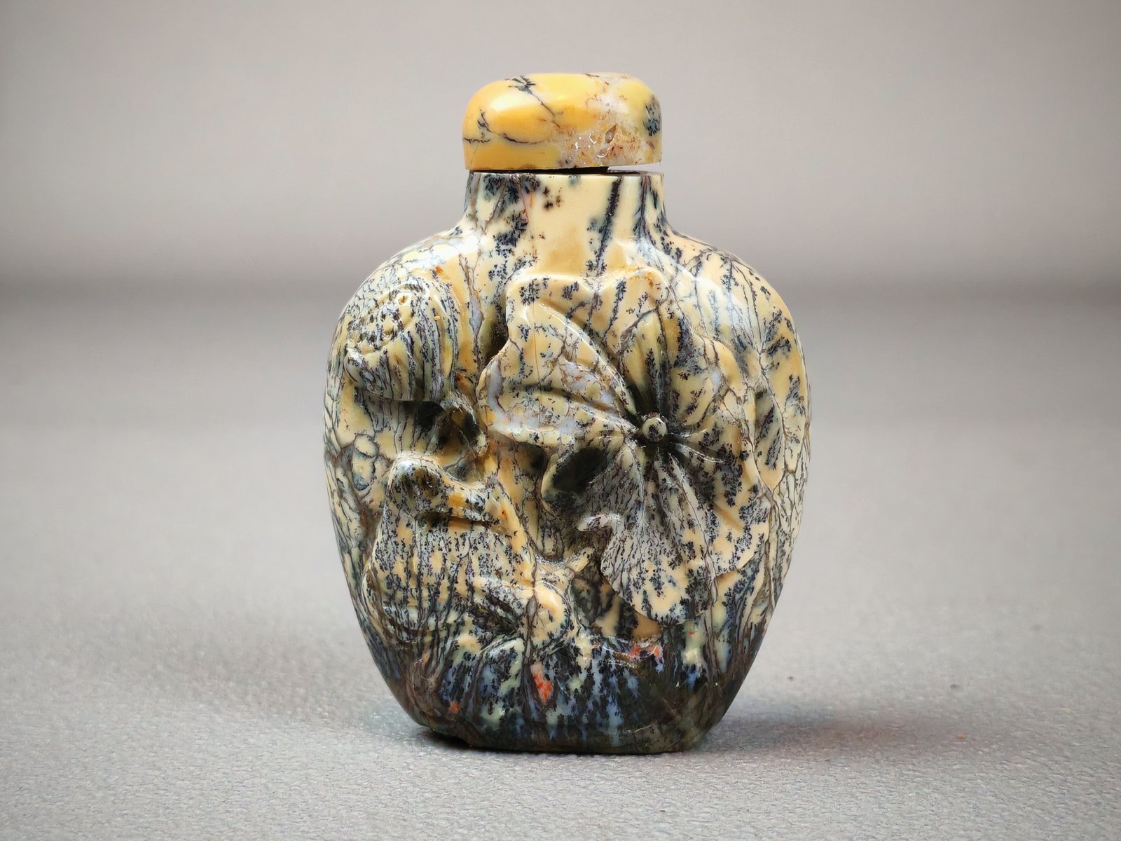 Chinese Qing Dynasty Jasper Snuff Box for sale at Pamono