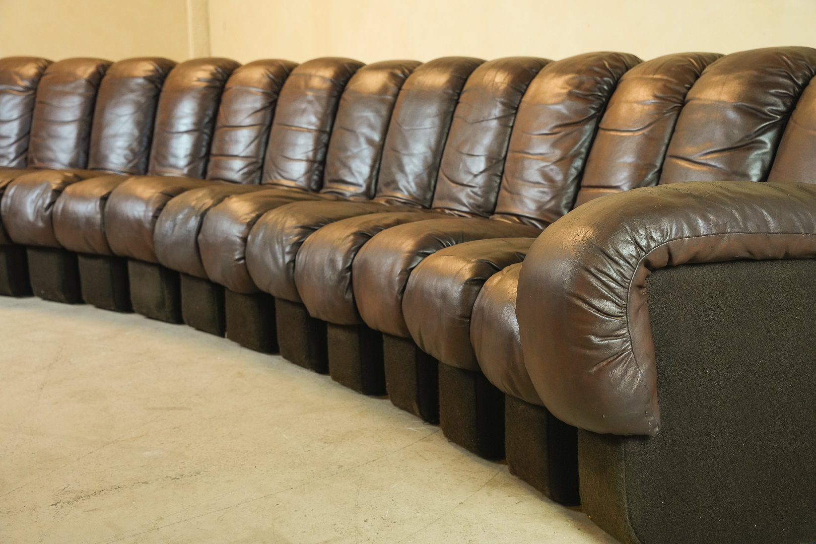 Divano DS600 non-stop Snake in pelle marrone di Ueli Berger per de Sede ...