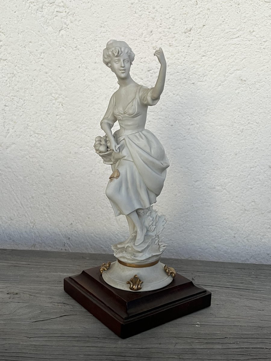 Biskuit-Skulptur einer Dame mit Obstkorb von Benacchio für Triade ...