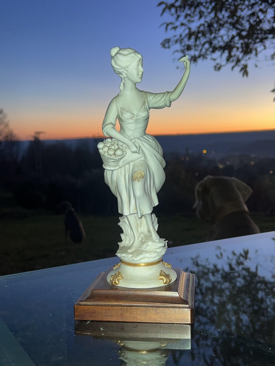 Biskuit-Skulptur einer Dame mit Obstkorb von Benacchio für Triade ...