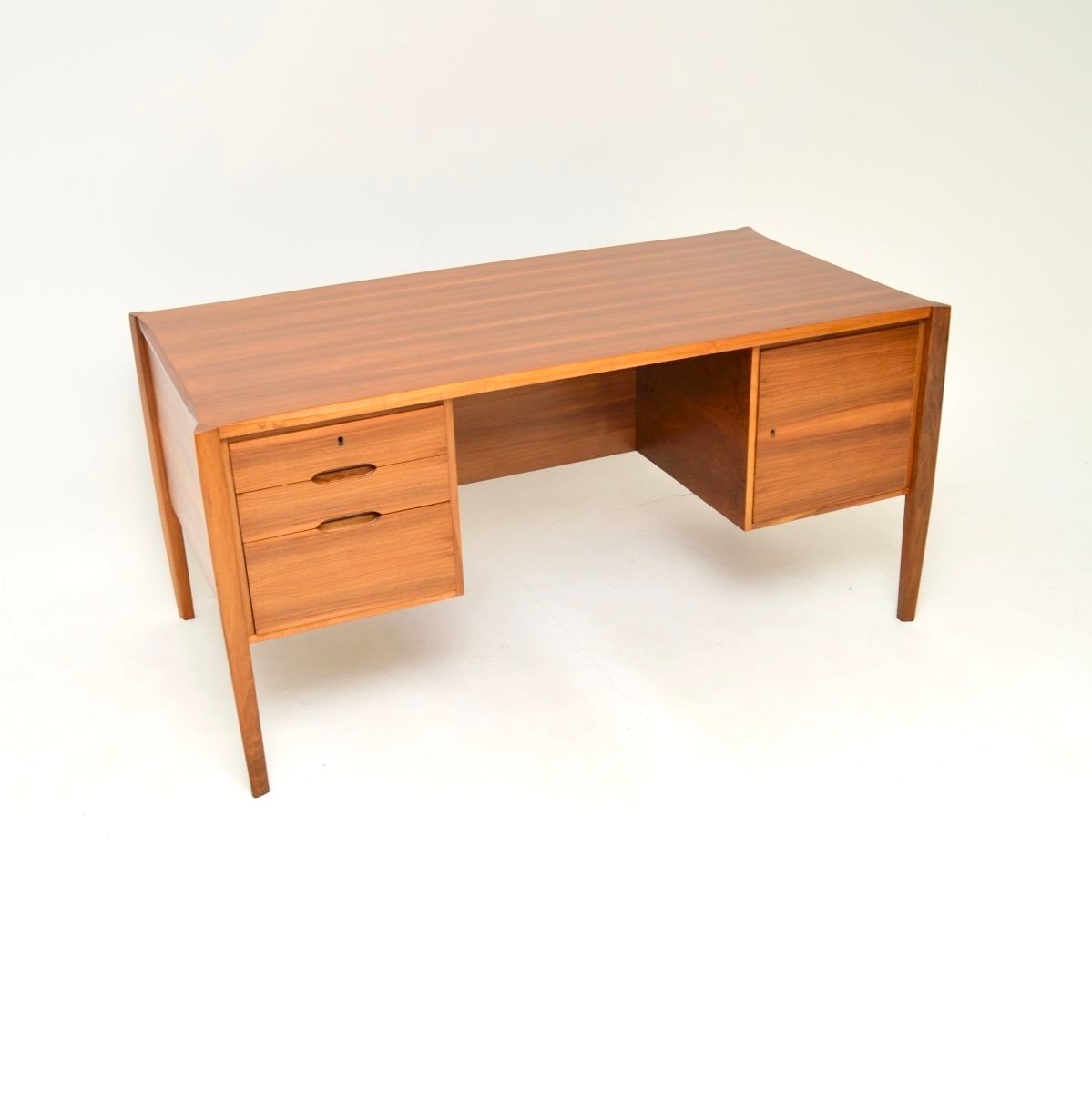 Vintage Executive Desk in Walnut by Wilhelm Renz, 1960 for sale at Pamono