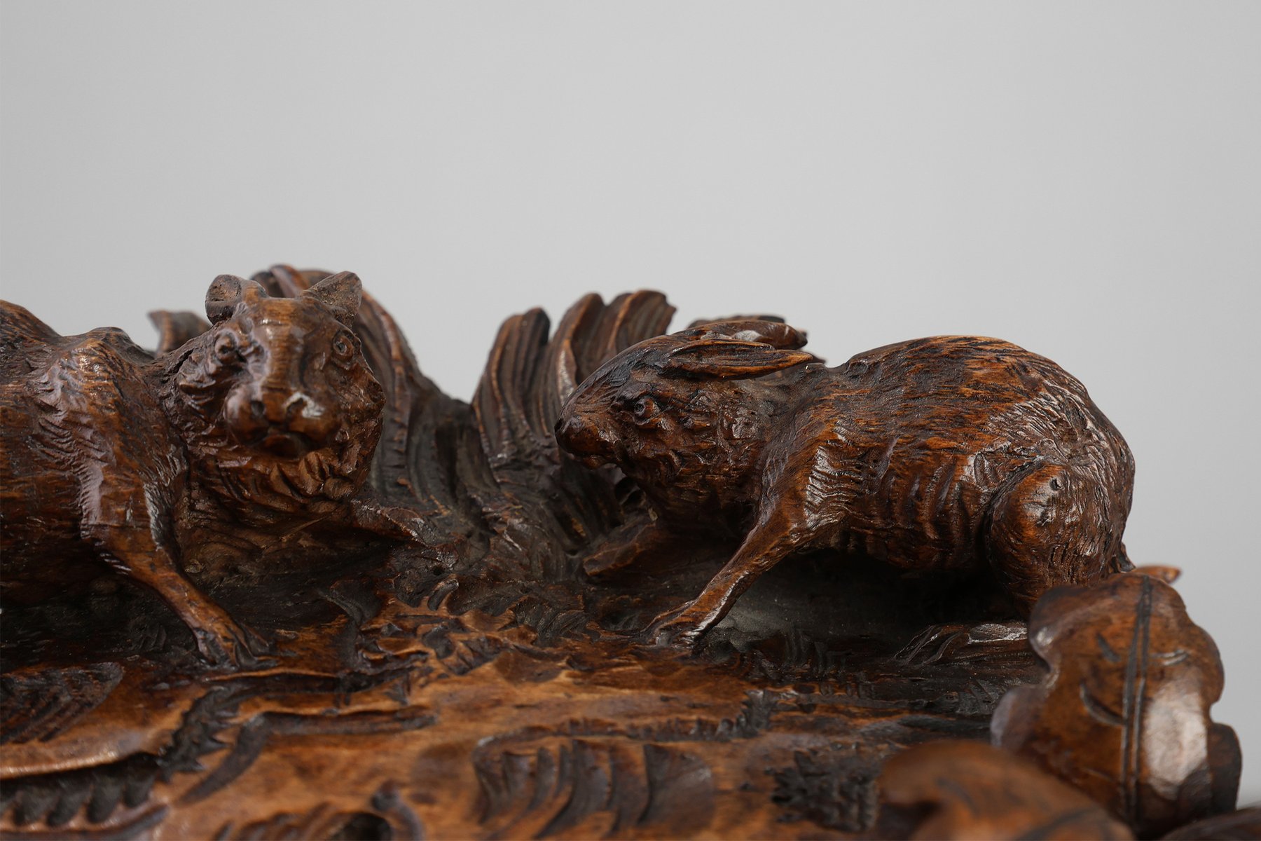 Joyero suizo antiguo de la Selva Negra tallada a mano de roble, década ...