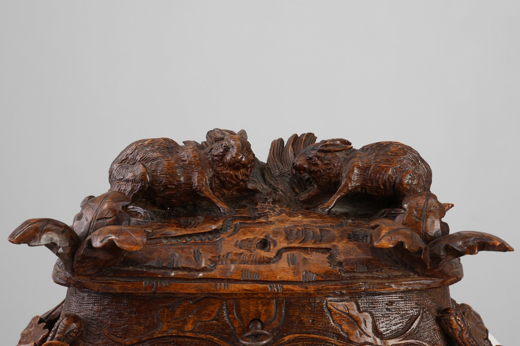 Joyero suizo antiguo de la Selva Negra tallada a mano de roble, década ...