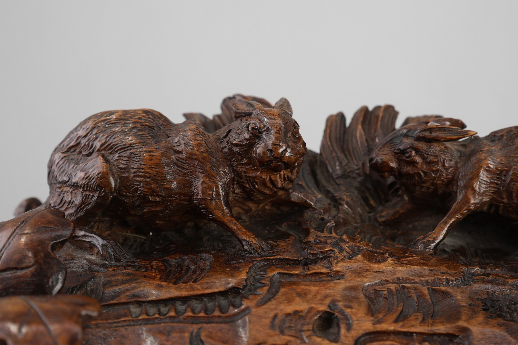 Joyero suizo antiguo de la Selva Negra tallada a mano de roble, década ...