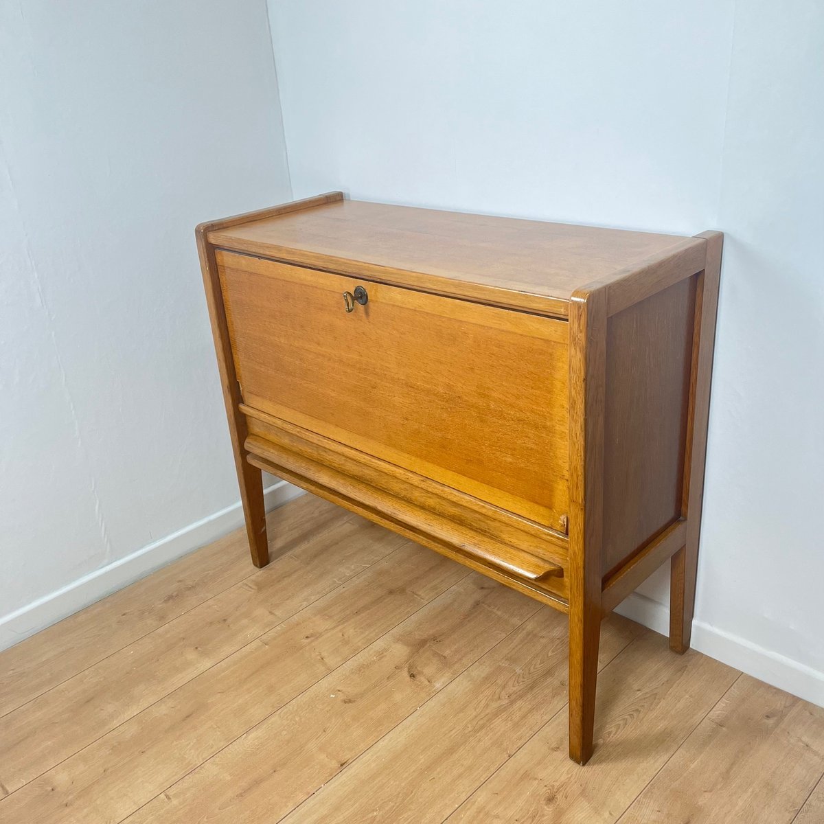 Small Vintage Sideboard, 1960s for sale at Pamono