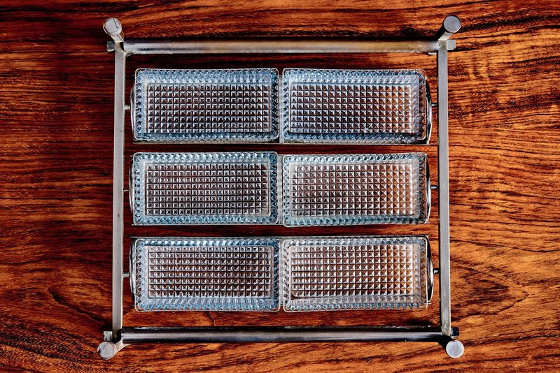 Etagère de Comptoir en Chrome et Verre attribuée à Jacques Adnet ...