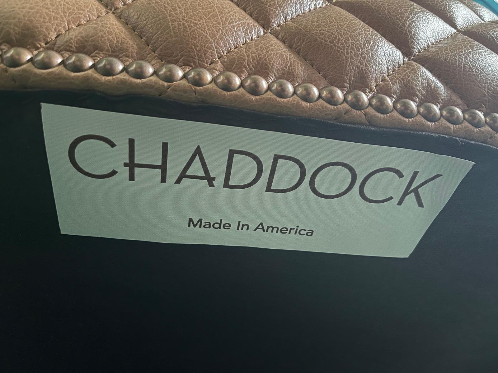 Sedia Winston su misura in pelle caramello trapuntata di Chaddock in ...