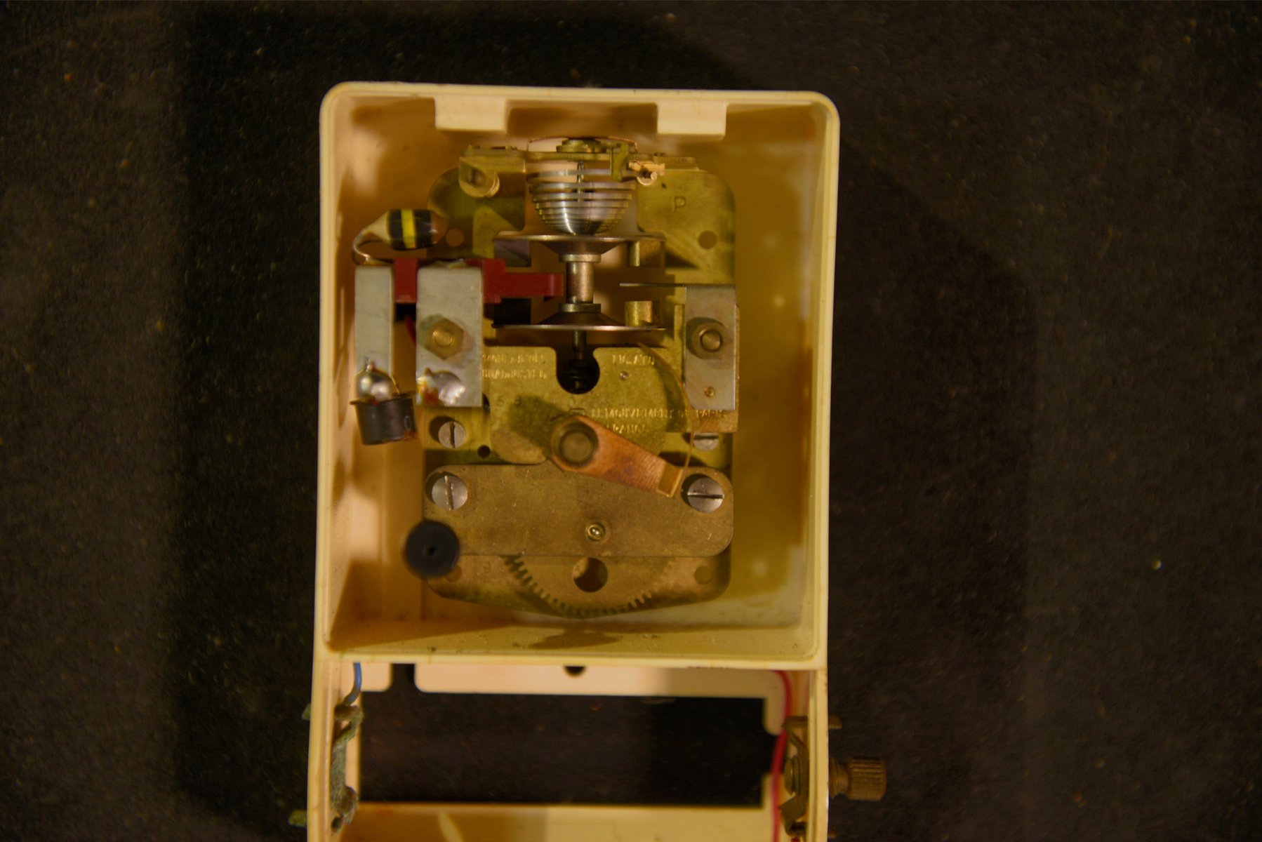 Orologio in pelle nera e ottone di Jacques Adnet, anni '50 in vendita ...