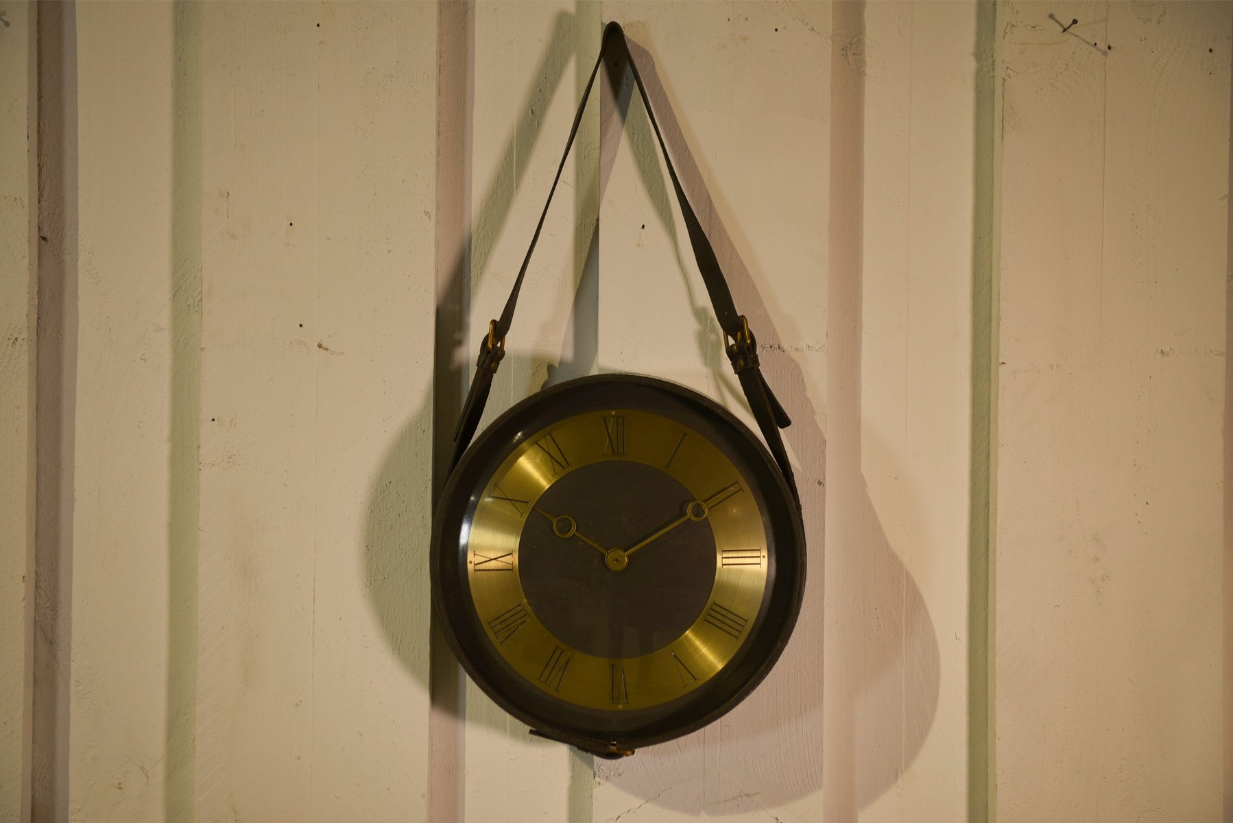 Orologio in pelle nera e ottone di Jacques Adnet, anni '50 in vendita ...