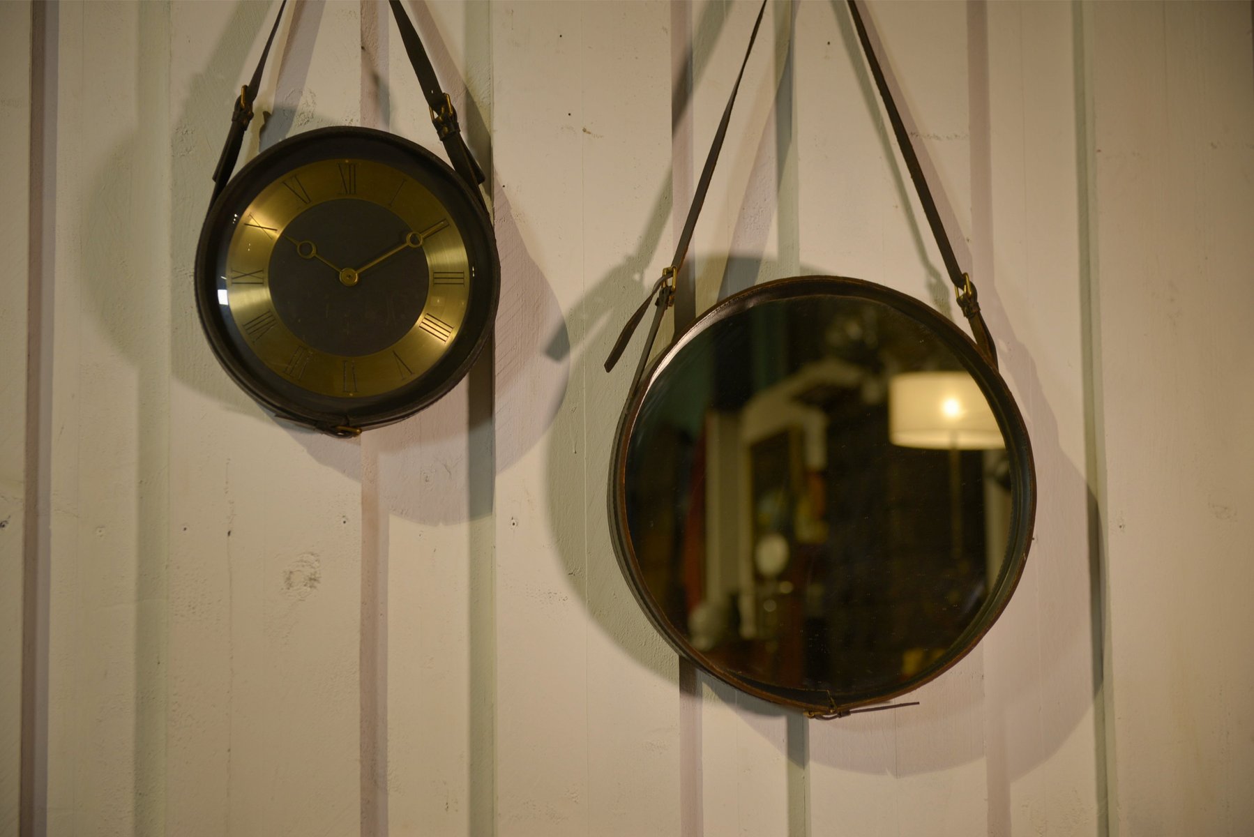 Orologio in pelle nera e ottone di Jacques Adnet, anni '50 in vendita ...