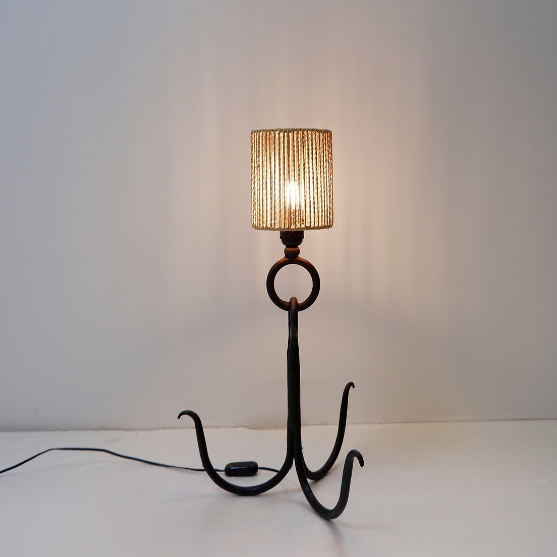 Brutalist Anchor Table Lamp, 1950s for sale at Pamono