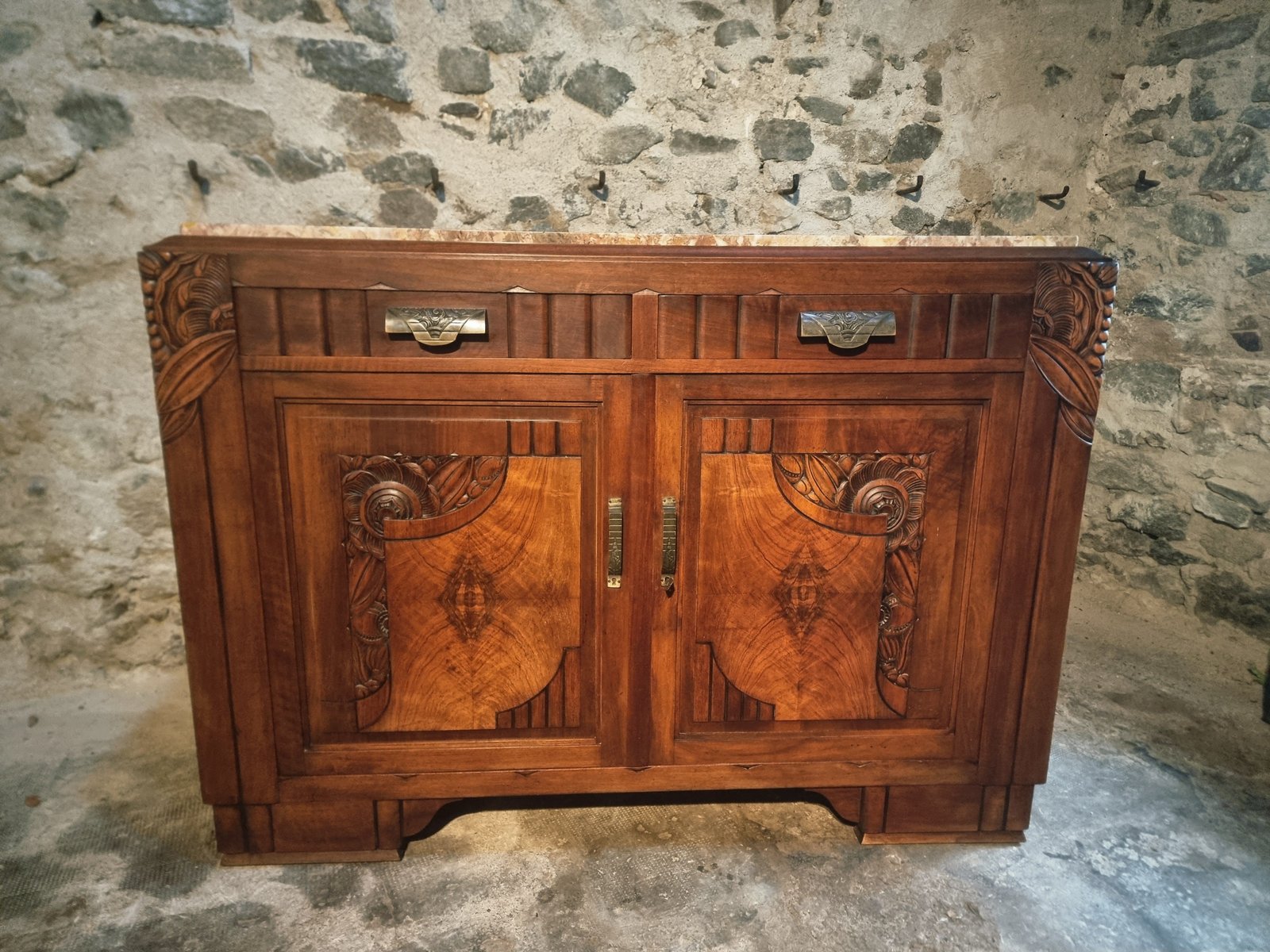 Französisches Art Deco Sideboard aus Nussholz mit Marmorplatte, 1930er ...