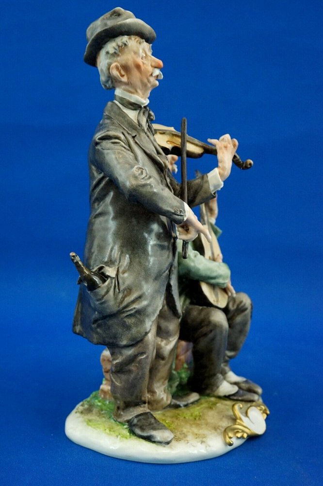 Sculpture en Porcelaine d'un Couple de Musiciens Âgés par Giuseppe ...