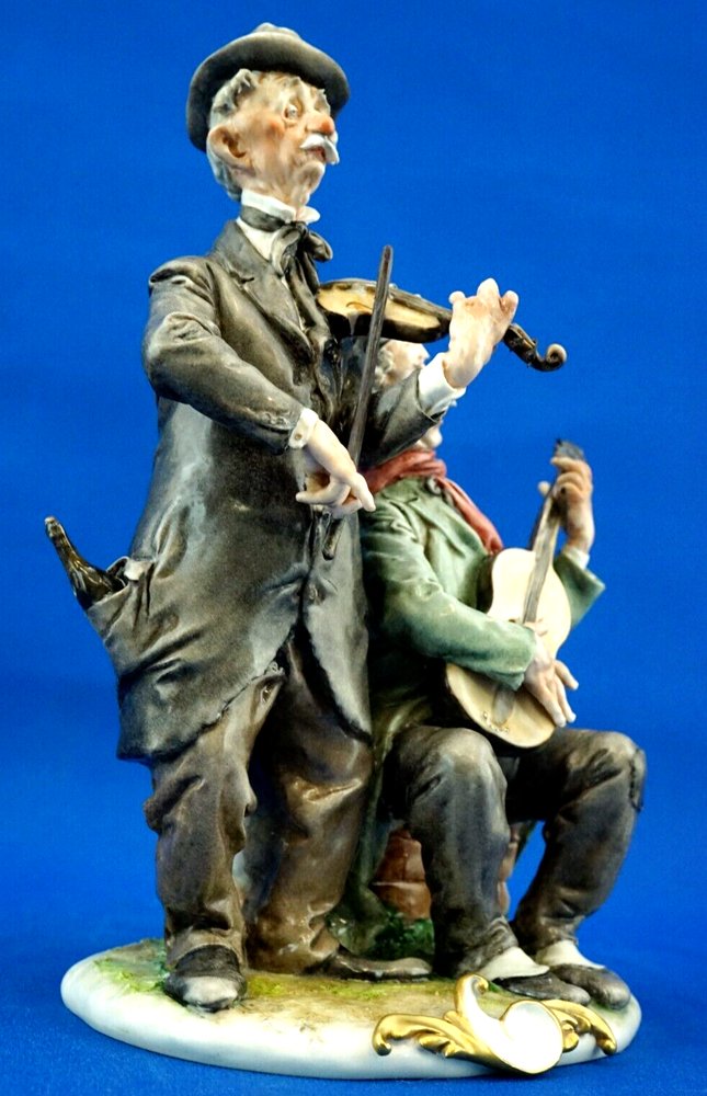 Sculpture en Porcelaine d'un Couple de Musiciens Âgés par Giuseppe ...