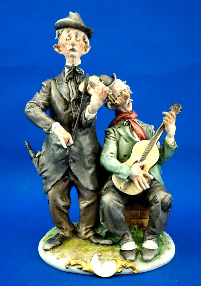 Sculpture en Porcelaine d'un Couple de Musiciens Âgés par Giuseppe ...
