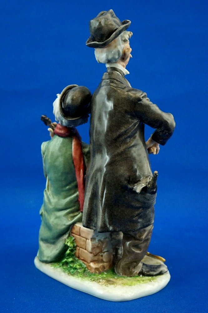 Sculpture en Porcelaine d'un Couple de Musiciens Âgés par Giuseppe ...
