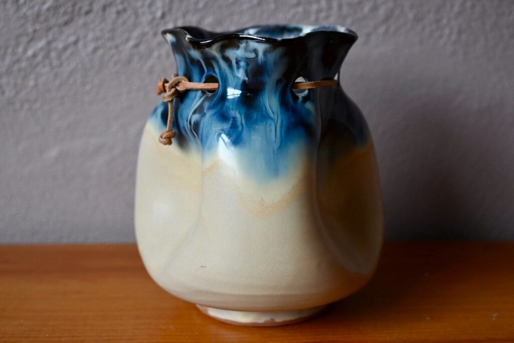 Vase en Forme de Bourse en Céramique et Cuir par Manuel Garcia Arroyo ...