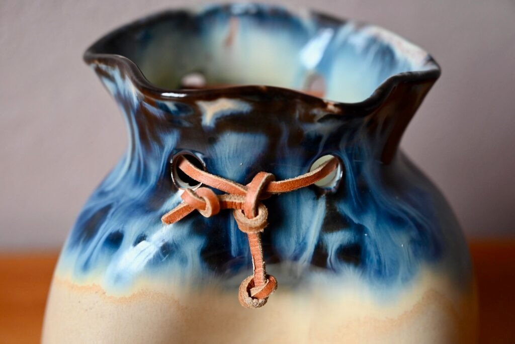Vase en Forme de Bourse en Céramique et Cuir par Manuel Garcia Arroyo ...