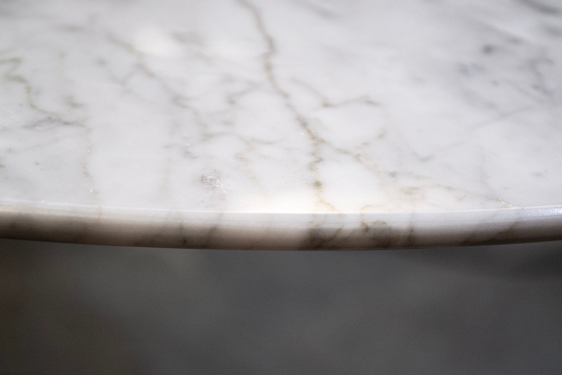 Table Basse Tulip Ovale avec Plateau en Marbre par Eero Saarinen pour ...