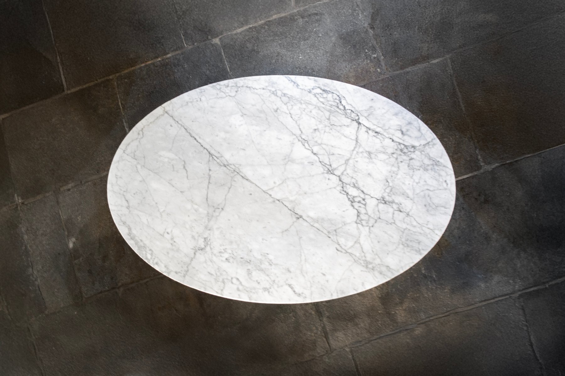 Table Basse Tulip Ovale avec Plateau en Marbre par Eero Saarinen pour ...