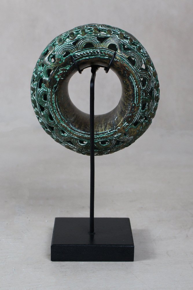 Bracelet Jonc Benin Bronze sur Socle en vente sur Pamono