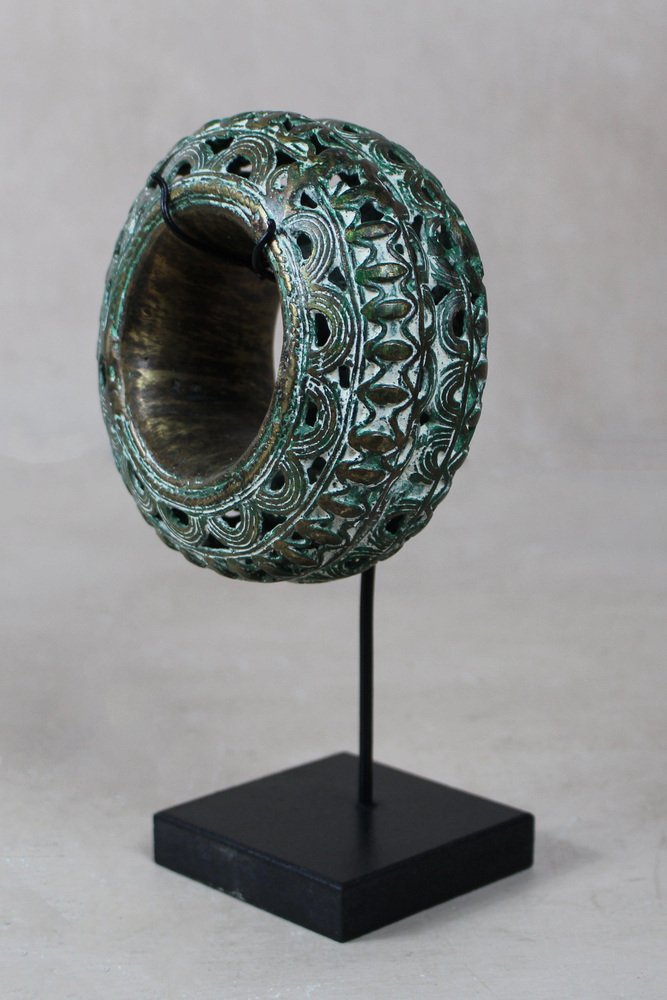 Bracelet Jonc Benin Bronze sur Socle en vente sur Pamono