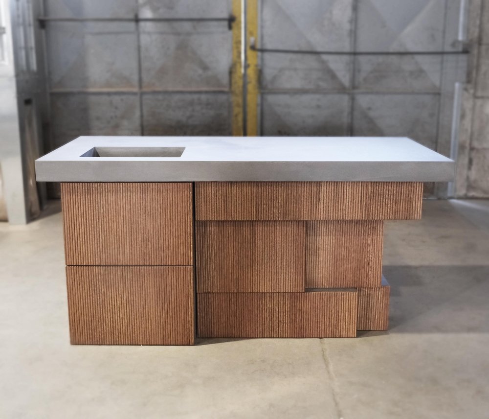 Isola da cucina Mass Concrete e quercia di Baka Studio in vendita su Pamono