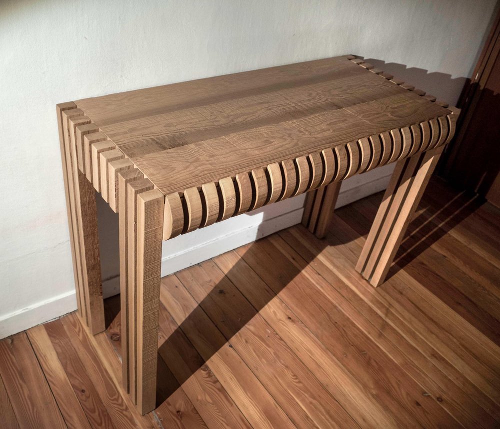 Mesa simple de madera de cedro de Baka Studio en venta en Pamono