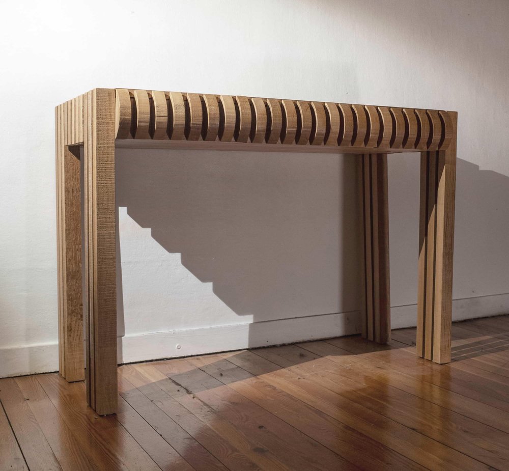 Mesa simple de madera de cedro de Baka Studio en venta en Pamono