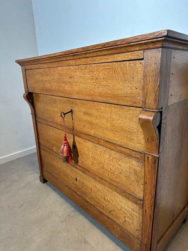 Commode à Tiroirs Antique en Chêne avec Tiroir Secret en vente sur Pamono