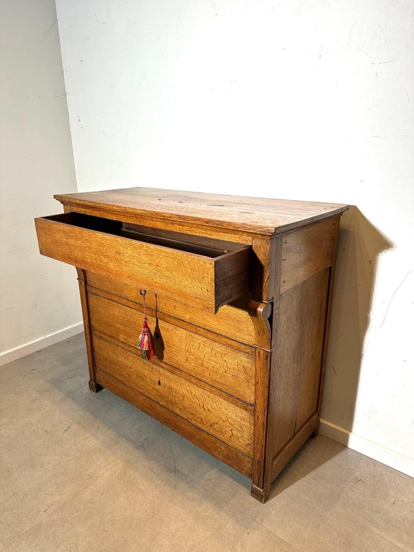 Cassettiera antica in quercia con cassetto segreto in vendita su Pamono