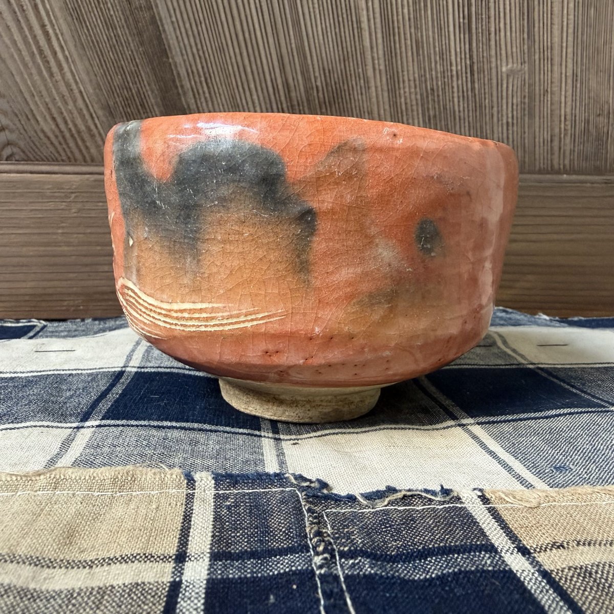 Japanese Aka-Raku Matcha Chawan with Flying Fish, 1970s for sale at Pamono