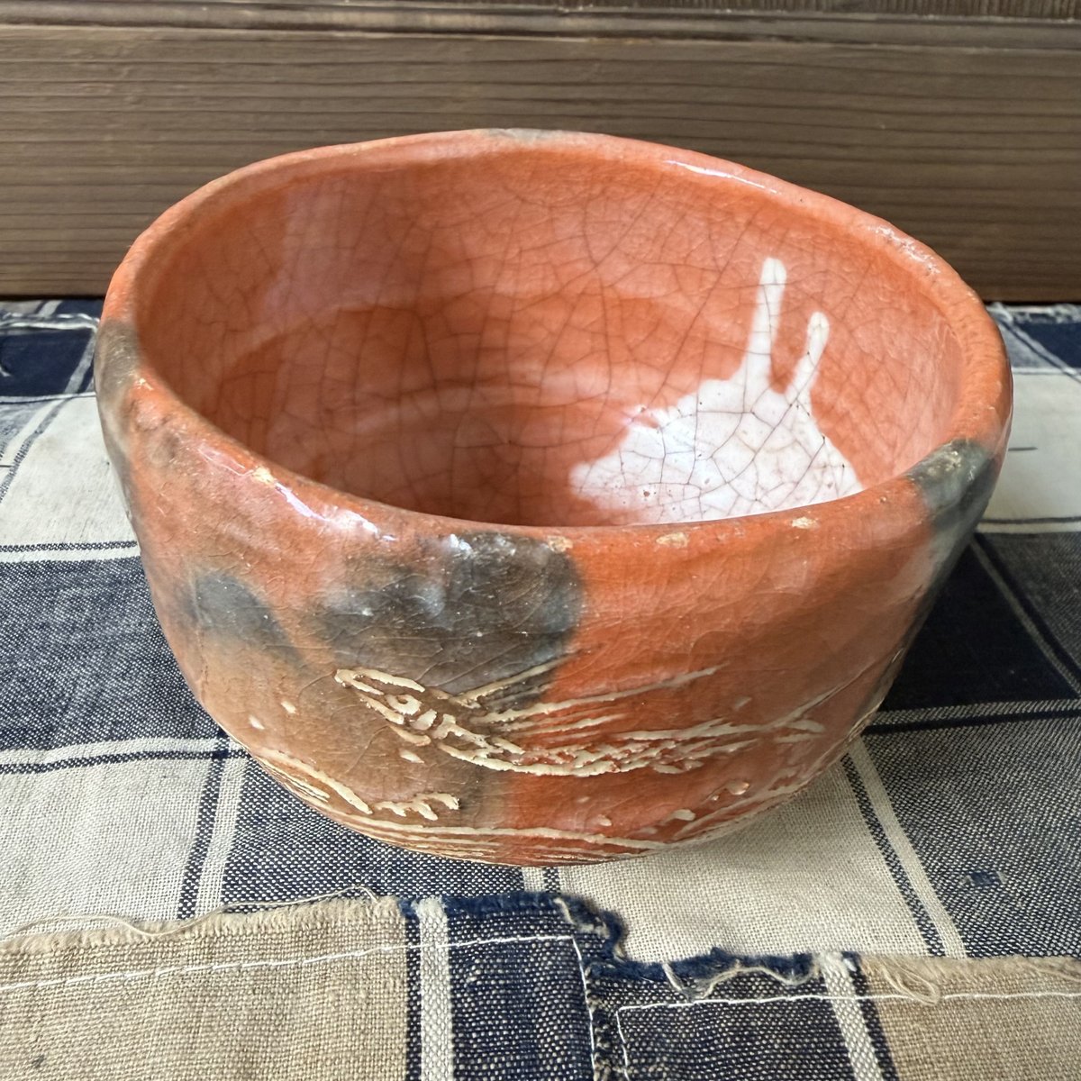 Japanischer Aka-Raku Matcha Chawan mit Fliegendem Fisch, 1970er bei ...