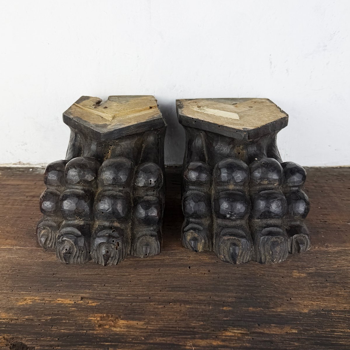 Large Italian Architectural Salvage Lion Feet, Set of 2 for sale at Pamono